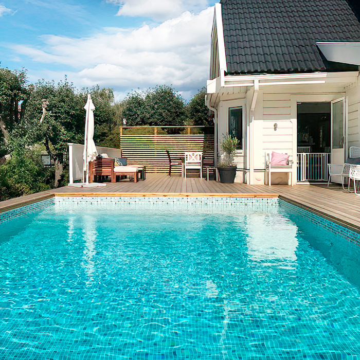 Poolsarg med kantsten runt pool. Rundad poolsarg ger skön sittyta