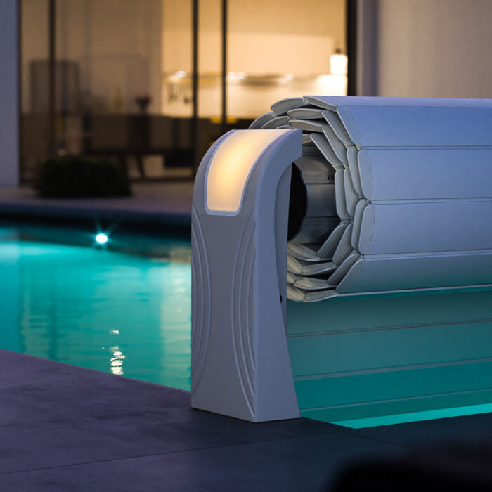 Poolsarg med kantsten runt pool. Rundad poolsarg ger skön sittyta